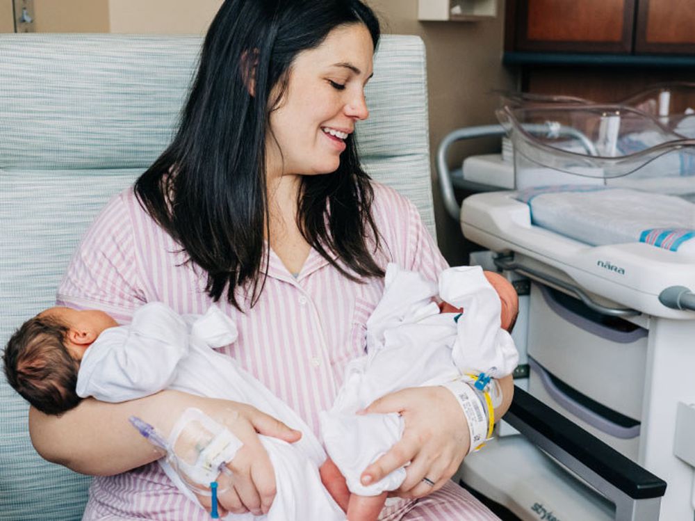 American woman with double uterus gives birth to two children ...